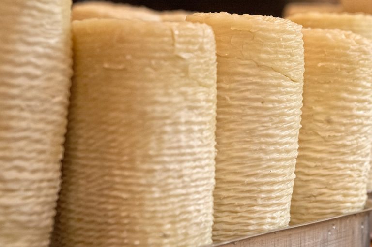 Qu'est-ce que la Formaella Arachovas Parnassou ? - Épices Review